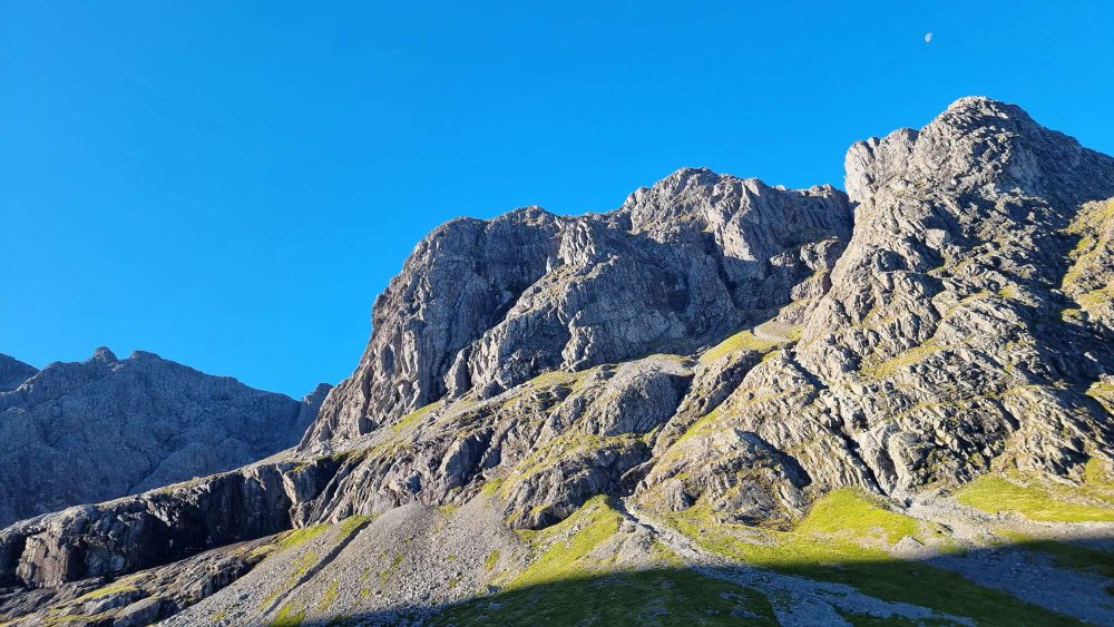 The Bullroar – Buzzing and Basking on The Ben | RockAroundTheWorld